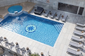 Piscina exterior sazonal, espreguiçadeiras 