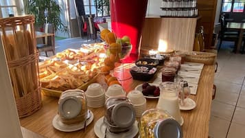 Pequeno-almoço tipo buffet diário mediante uma taxa