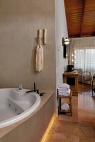 Quarto júnior, 1 cama King, vista para o mar | Banheira de hidromassagem particular