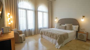 Quarto Duplo, banheira de hidromassagem | Roupa de alta qualidade, minibar com produtos grátis, cofre no quarto