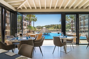 4 restaurantes: servem pequenos-almoços, almoços e jantares