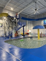 Piscina interna, funciona das 9h às 22h, barracas, guarda-sóis