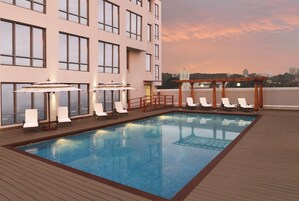 Quarto, 1 cama king-size, acessível | Piscina | Piscina exterior, da(s) 7:00 à(s) 22:00, guarda-sóis, espreguiçadeiras 