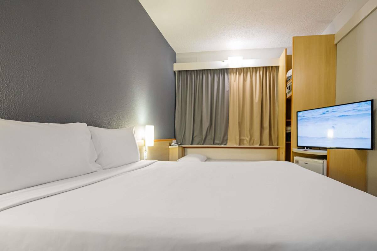 Quarto standard (1 Double bed & 1 Child's bed) | Frigobar, cofres nos quartos, escrivaninha, cortinas blackout