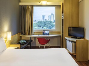 Quarto Standard, 1 cama de casal | Minibar, cofre no quarto, secretária, cortinas/cortinados opacos 