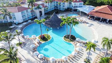 2 piscinas exteriores, guarda-sóis, espreguiçadeiras