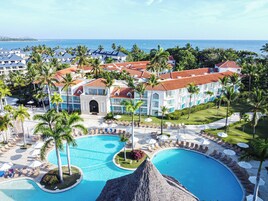 2 piscinas exteriores, guarda-sóis, espreguiçadeiras 