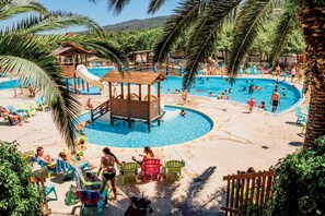 Piscina exterior, guarda-sóis, espreguiçadeiras 
