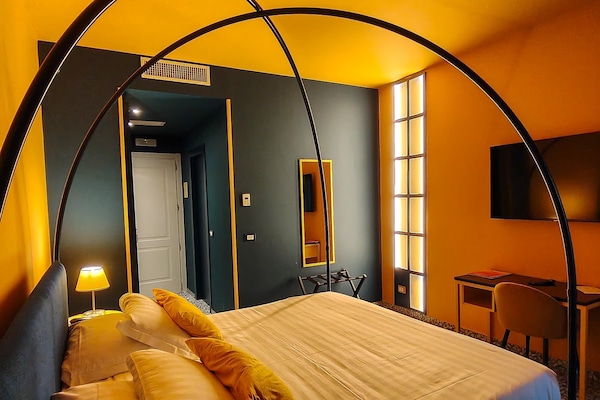 Quarto Design | Minibar, cofre no quarto, secretária, cortinas/cortinados opacos