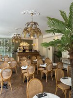 Café da manhã com buffet todos os dias mediante uma taxa