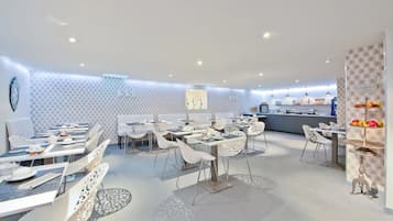 Café da manhã com buffet todos os dias (EUR 16 por pessoa)