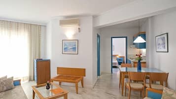 Apartamento família, 1 quarto | Área de estar | TV