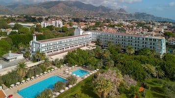 4 piscinas externas, guarda-sóis, espreguiçadeiras