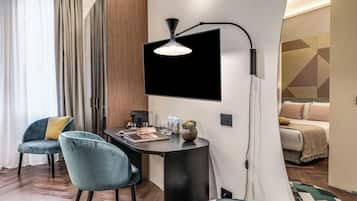 Quarto Superior | Minibar, cofre no quarto, secretária, cortinas/cortinados opacos