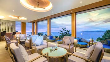 2 bares/lounges, bar molhado, bar ao lado da piscina