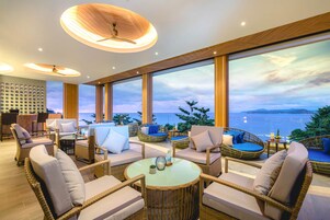 2 bares/lounges, um bar à beira da piscina, um bar junto à piscina 