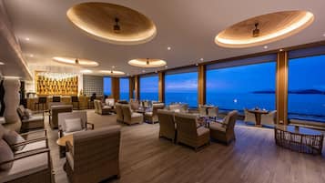 2 bares/lounges, bar molhado, bar ao lado da piscina