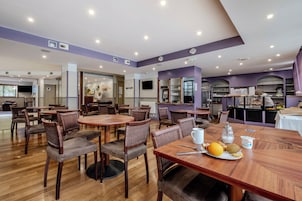 Pequeno-almoço tipo buffet diário (11 EUR por pessoa) 