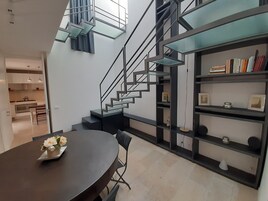 Apartamento Premium, 2 quartos, vista para o mar | Sala de estar | Televisor 
