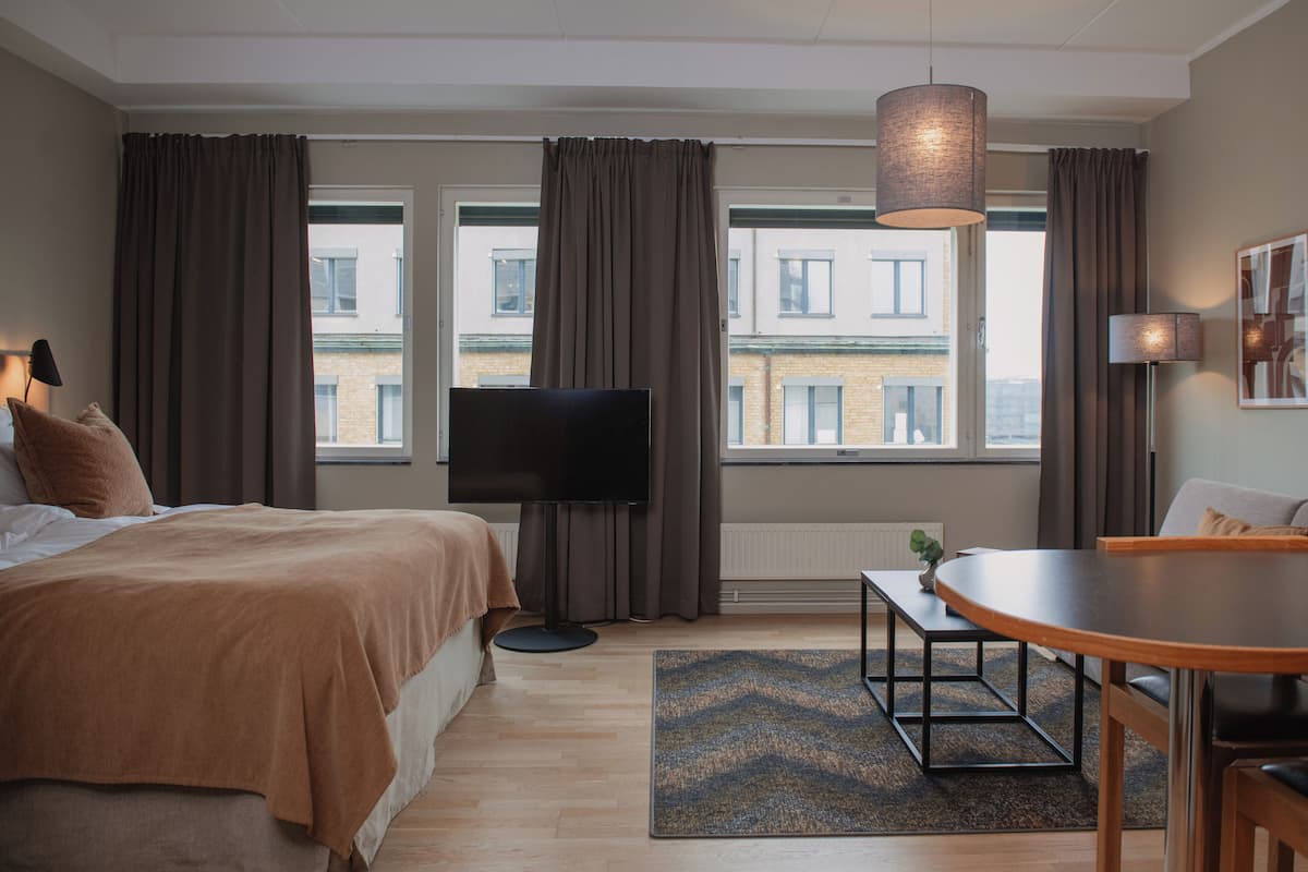 Quarto superior | Escrivaninha, cortinas blackout, ferros/tábuas de passar roupa