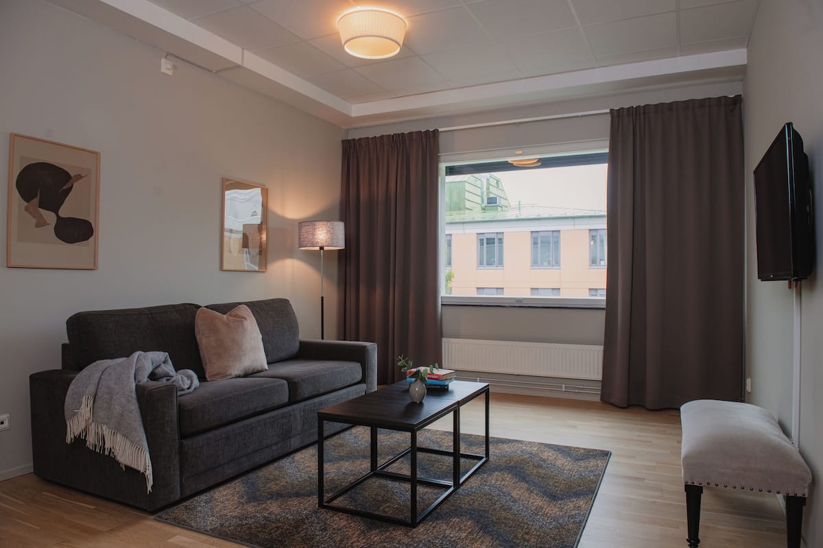 Quarto casal luxo | Escrivaninha, cortinas blackout, ferros/tábuas de passar roupa
