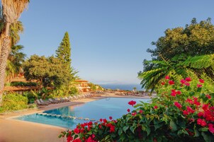 Piscina interna, piscina externa, guarda-sóis, espreguiçadeiras