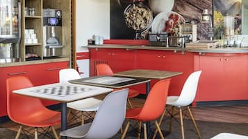 Café da manhã (EUR 9.50 por pessoa)