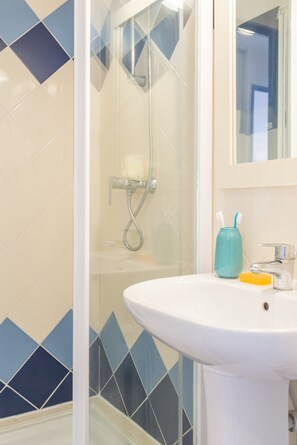 Apartamento | Banheiro | Chuveiro/banheira combinados, secador de cabelo (mediante solicitação)