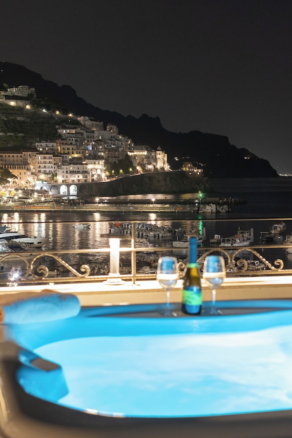 Quarto luxo (External Jacuzzi) | Frigobar, cofres nos quartos, escrivaninha, Wi-Fi de cortesia