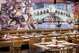 2 restaurantes, pequenos-almoços servidos 