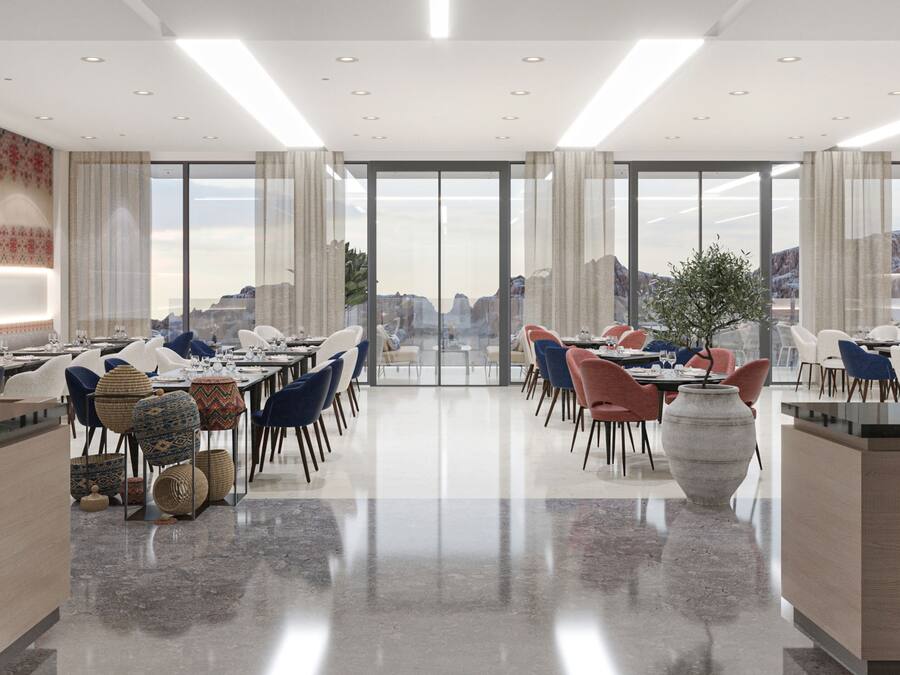 Uma área de jantar moderna com várias mesas e cadeiras, grandes janelas com vista para a cidade e piso lustroso.
