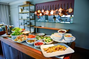 Café da manhã e almoço, culinária internacional