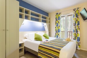 Cofres nos quartos, cortinas blackout, ferros/tábuas de passar roupa