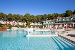 Piscina externa, guarda-sóis, espreguiçadeiras