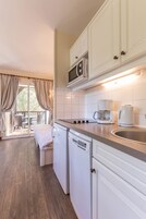 Apartamento com 1 Quarto | Cozinha privada | Um frigorífico, um micro-ondas, uma placa de cozinha