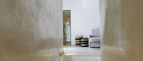 Um interior moderno com uma escada minimalista que leva a uma sala de estar.