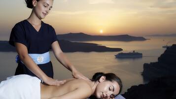 Ambiente de spa com uma pessoa recebendo massagem nas costas.