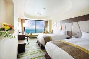 Roupa de alta qualidade, cofre no quarto, secretária 