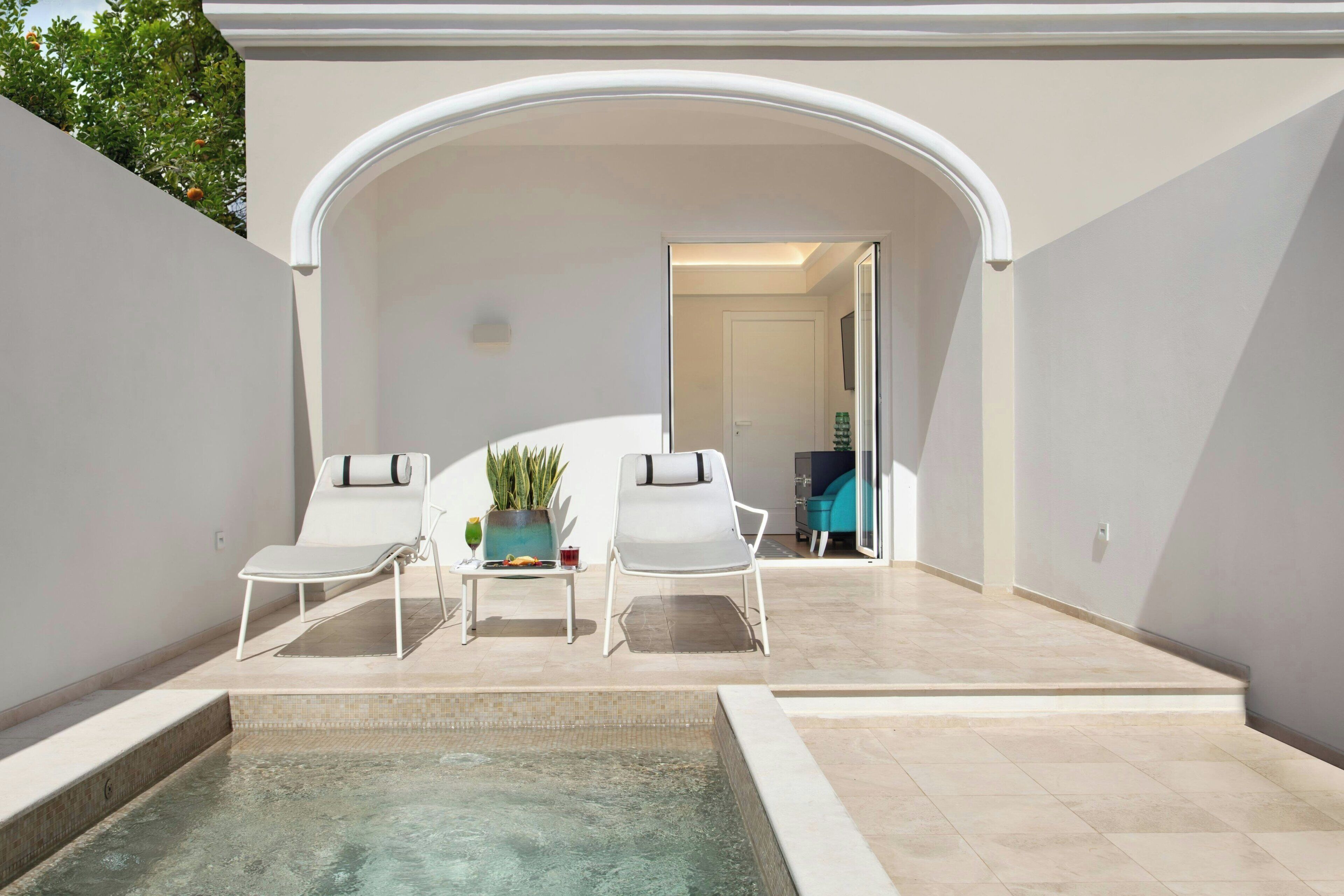 Suite, 1 quarto, não fumadores, pátio | Piscina | Piscina exterior, espreguiçadeiras 