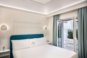 Whirlpool Patio Suite | Roupa de alta qualidade, camas de colchão viscoelástico, minibar 