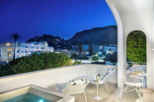 Suíte júnior, 1 cama King, para não fumantes, vista para o jardim | Piscina | Piscina externa, espreguiçadeiras