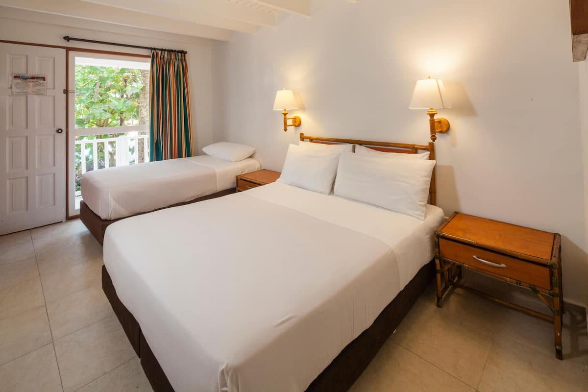 Cofres nos quartos, berços grátis, roupa de cama