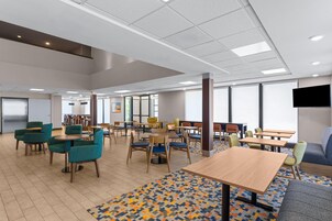 Café da manhã com buffet grátis todos os dias