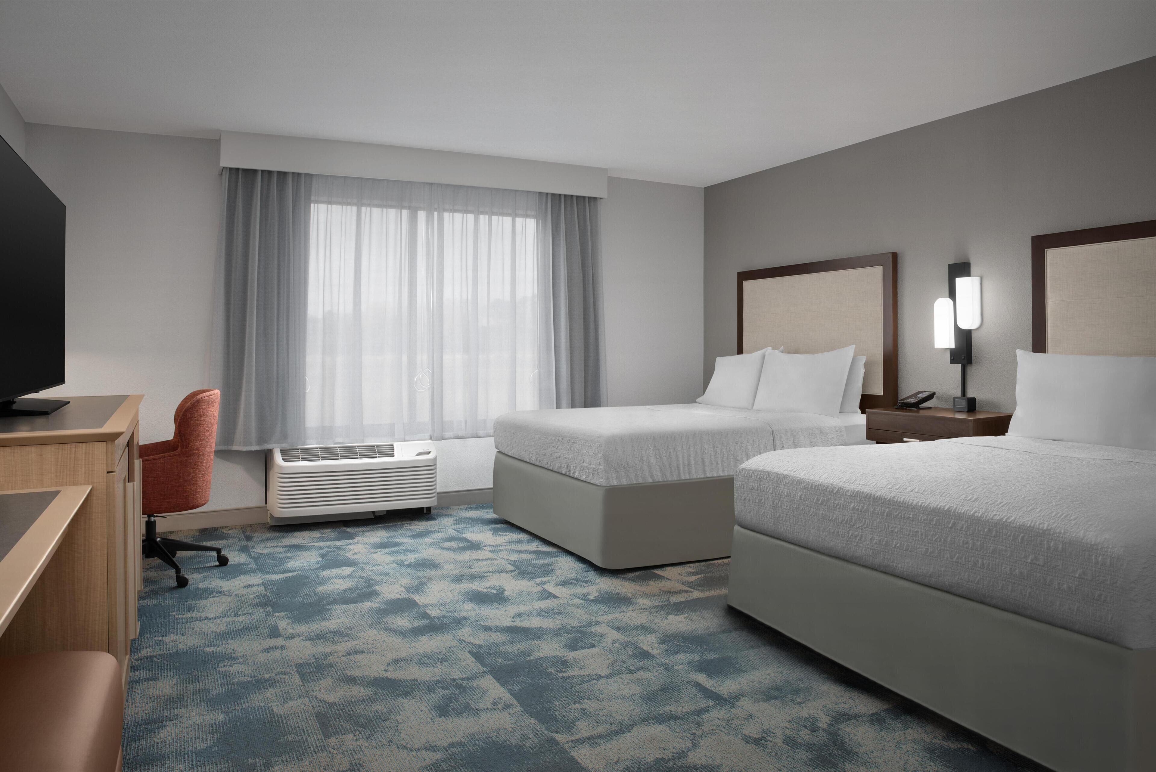Quarto, 2 camas Queen, acessível, para não fumantes (mob/hearing acc w/ bathtub) | Roupas de cama premium, edredons de pluma, individualmente decorados