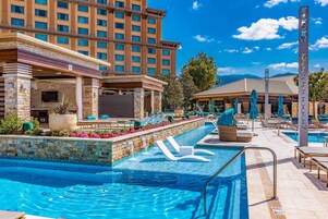 Piscina exterior sazonal, guarda-sóis, espreguiçadeiras 