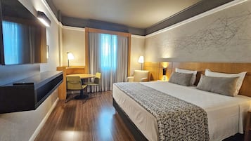 Quarto Superior, 1 cama queen-size | Minibar, cofre no quarto, secretária, cortinas/cortinados opacos