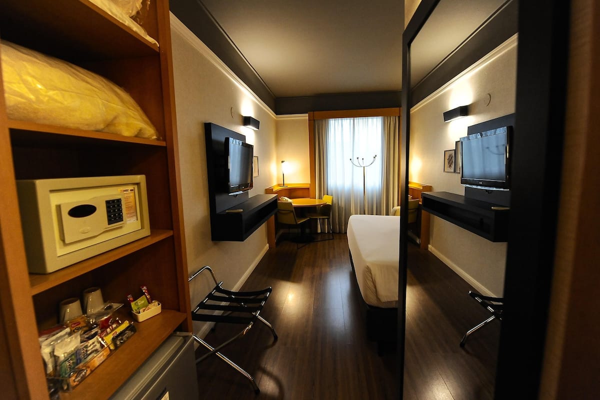 Minibar, cofre no quarto, secretária, cortinas/cortinados opacos