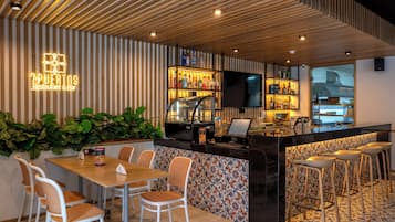 2 restaurantes, pequenos-almoços servidos