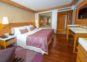 Quarto Superior, 1 cama king-size | Roupa de alta qualidade, minibar, cofre com capacidade para portátil