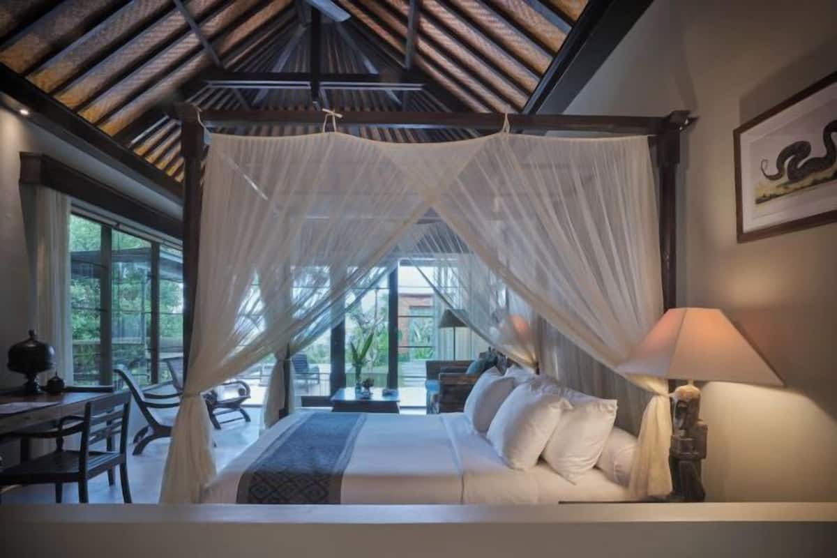 Quarto com cama, escrivaninha e cadeira.
